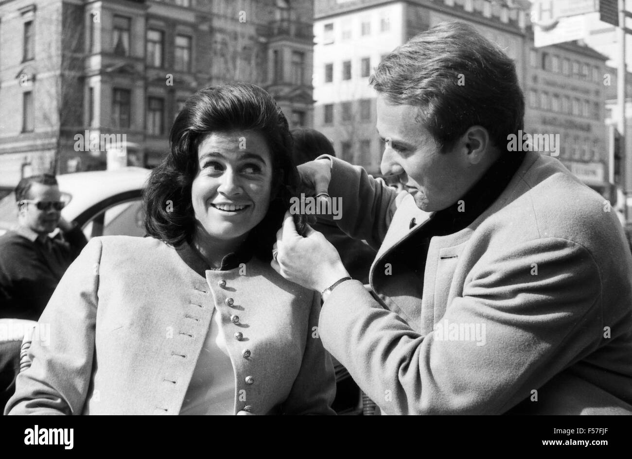 Deutsche Schauspielerin Dagmar Hank mit ihrem Friseur, genannt ...