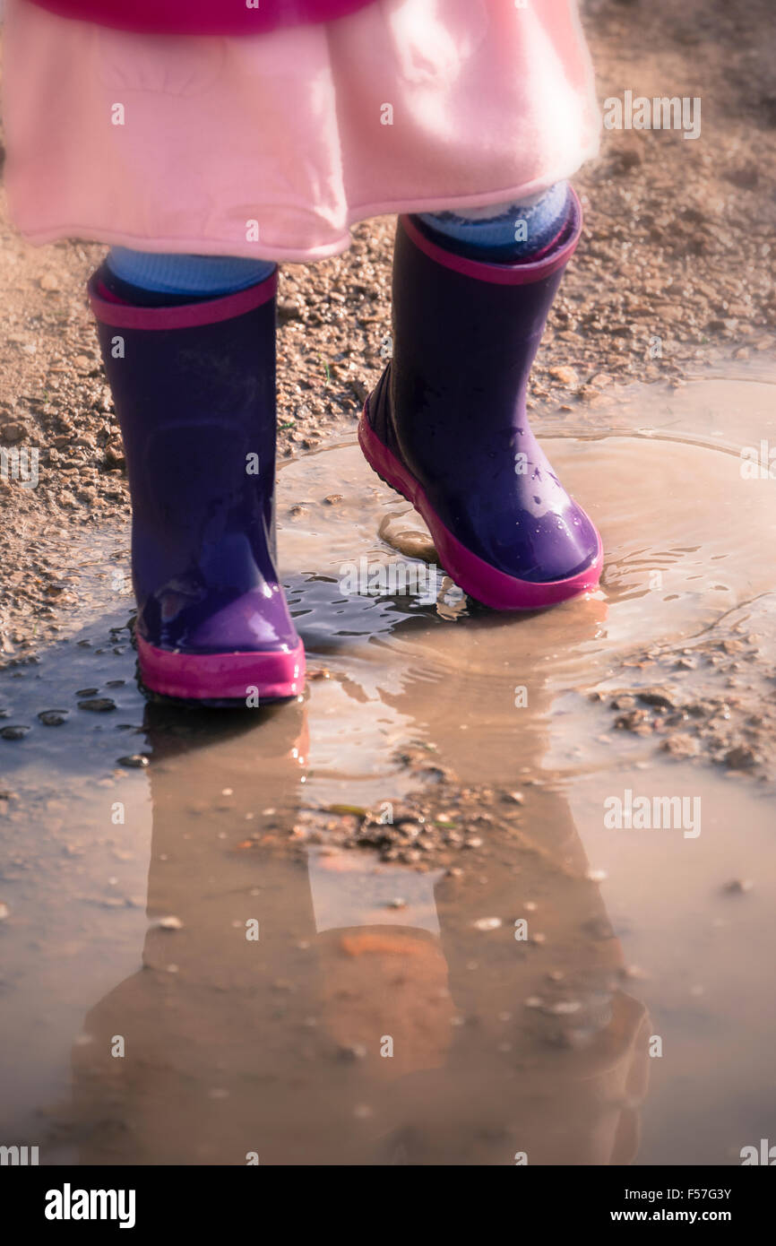 Children playing in puddle hi-res stock photography and images - Alamy
