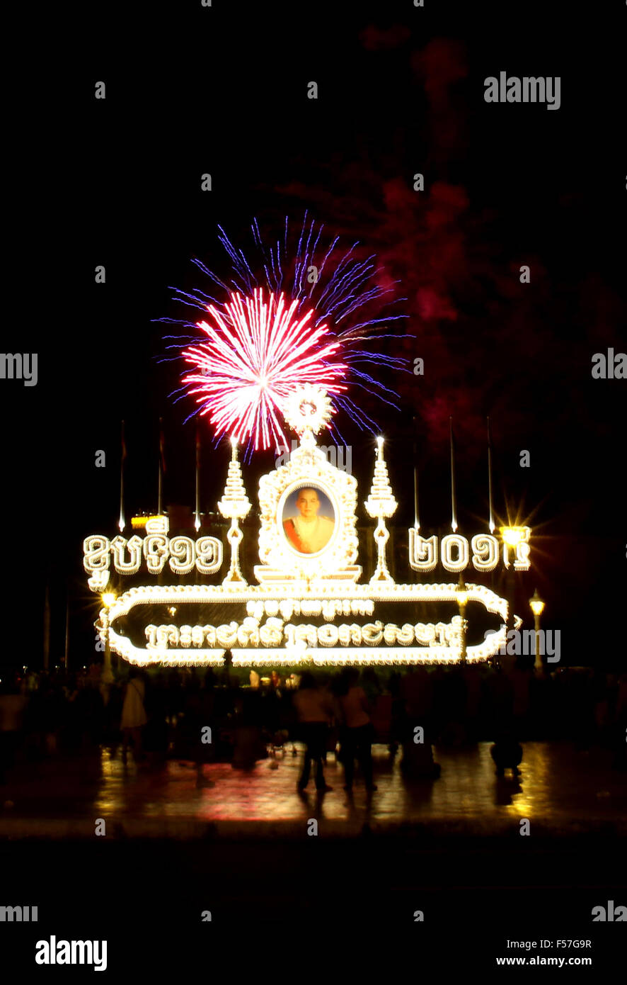 Phnom Penh, Cambodia. 29th Oct, 2015. People watch fireworks show in ...