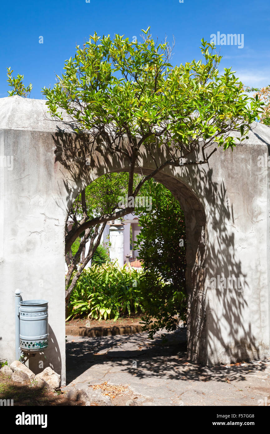 Garden gate arch hi-res stock photography and images - Alamy