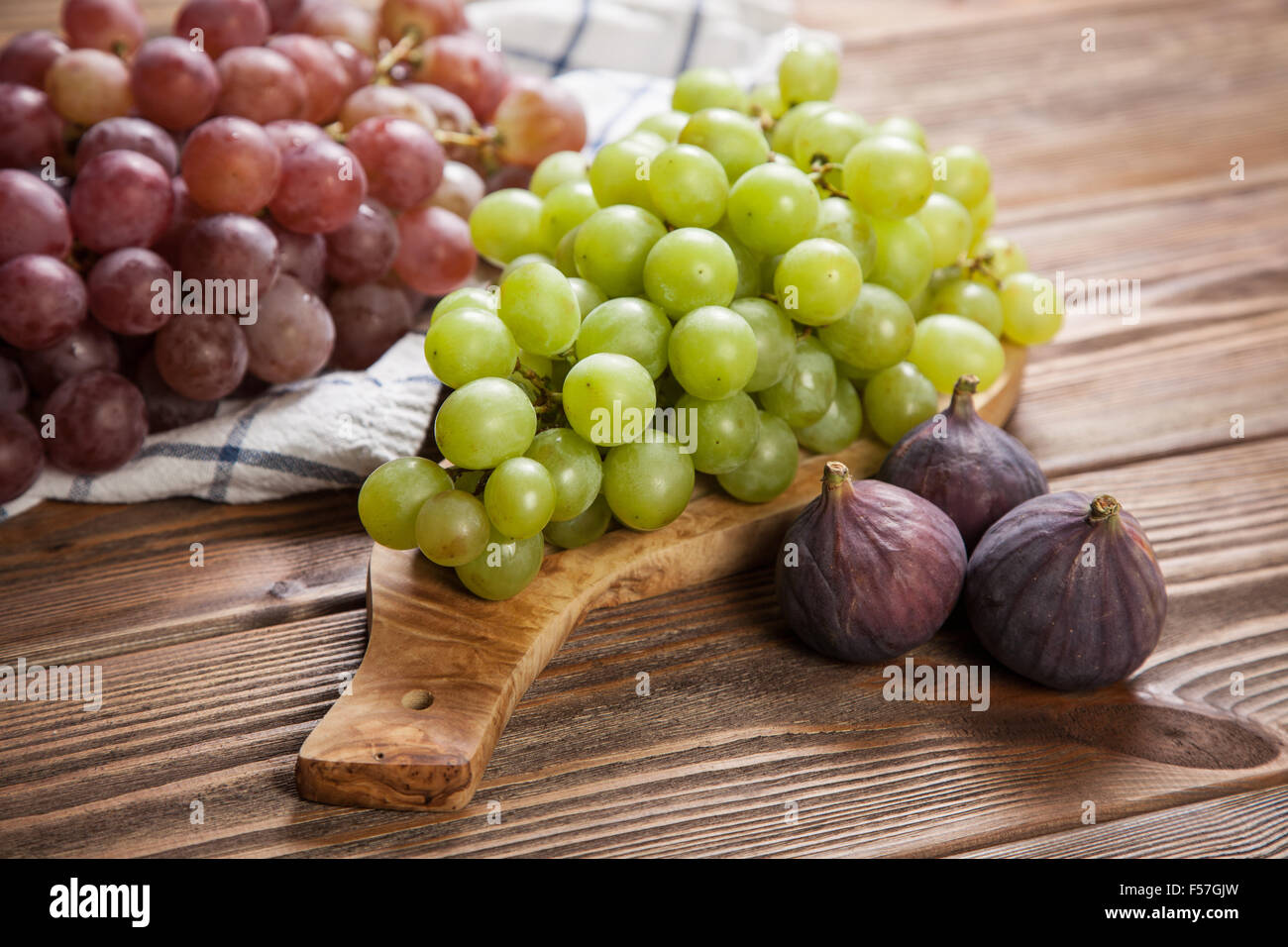 Delicious grapes on a kitchen table Stock Photo - Alamy