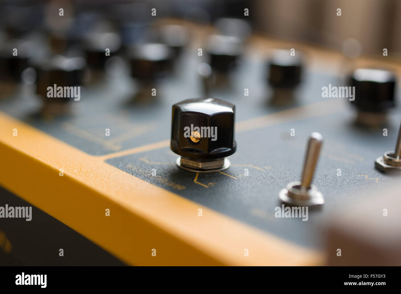 Synthesizer wave hi-res stock photography and images - Alamy