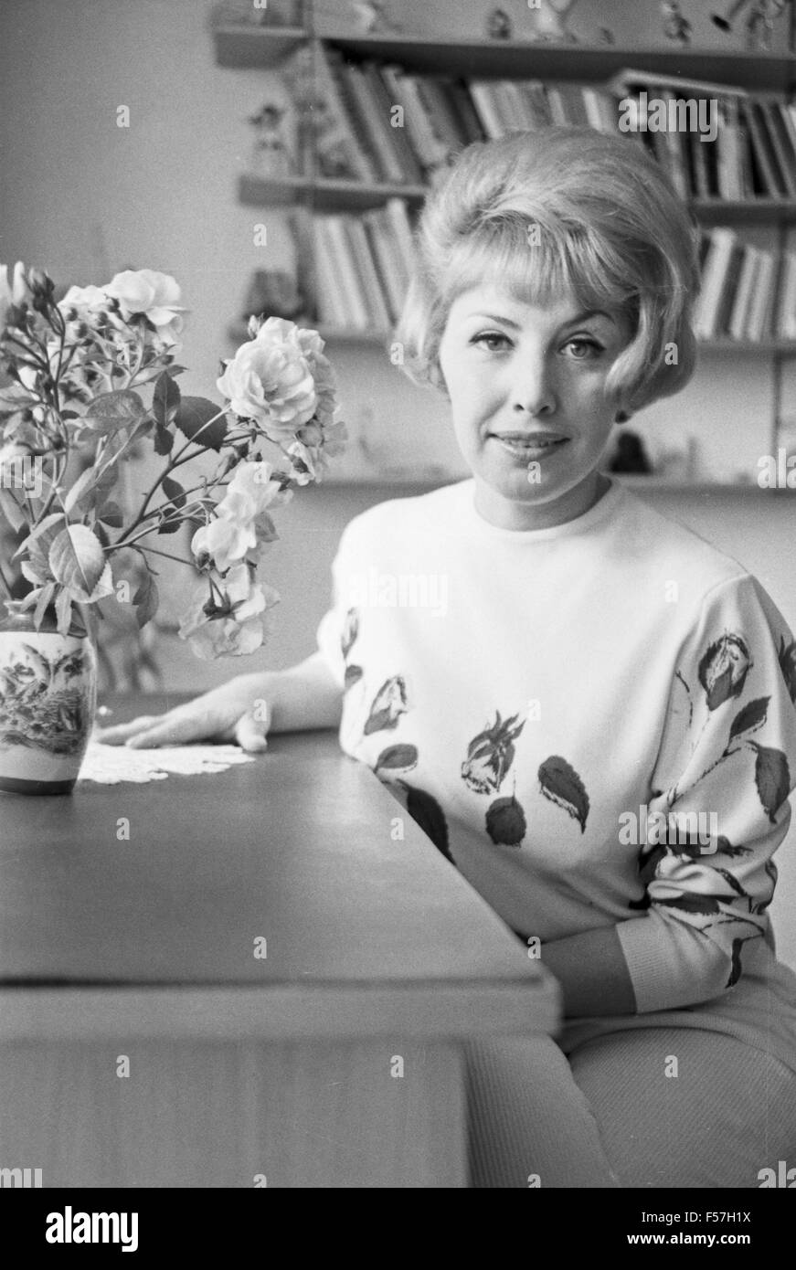 Deutsche Schlagersängerin Eva Homonnay in München, Deutschland 1960er ...
