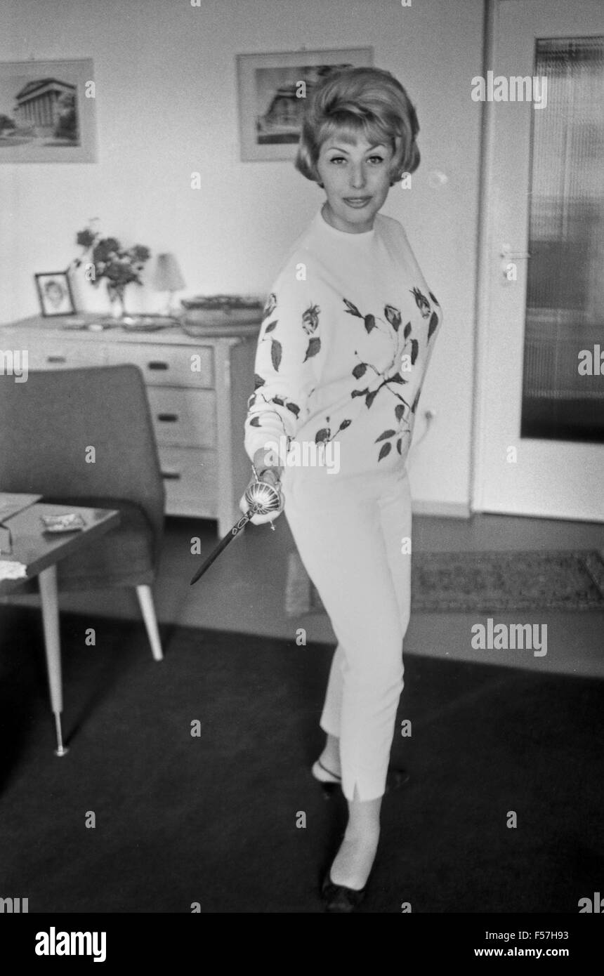 Deutsche Schlagersängerin Eva Homonnay in München, Deutschland 1960er ...