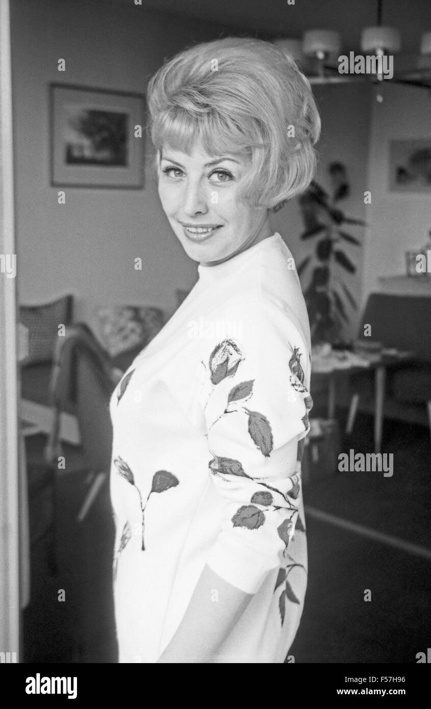 Deutsche Schlagersängerin Eva Homonnay in München, Deutschland 1960er ...