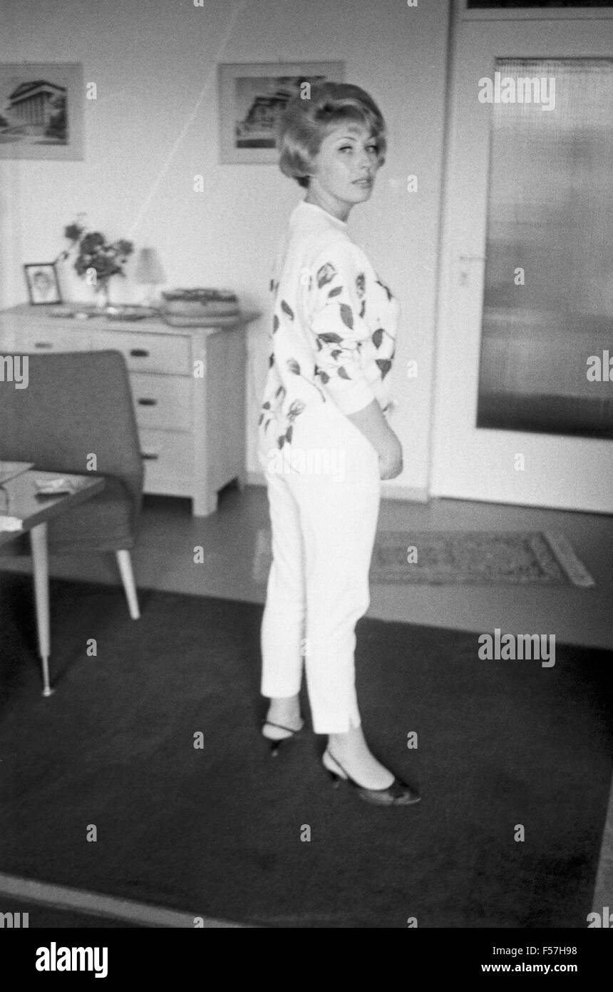 Deutsche Schlagersängerin Eva Homonnay in München, Deutschland 1960er ...