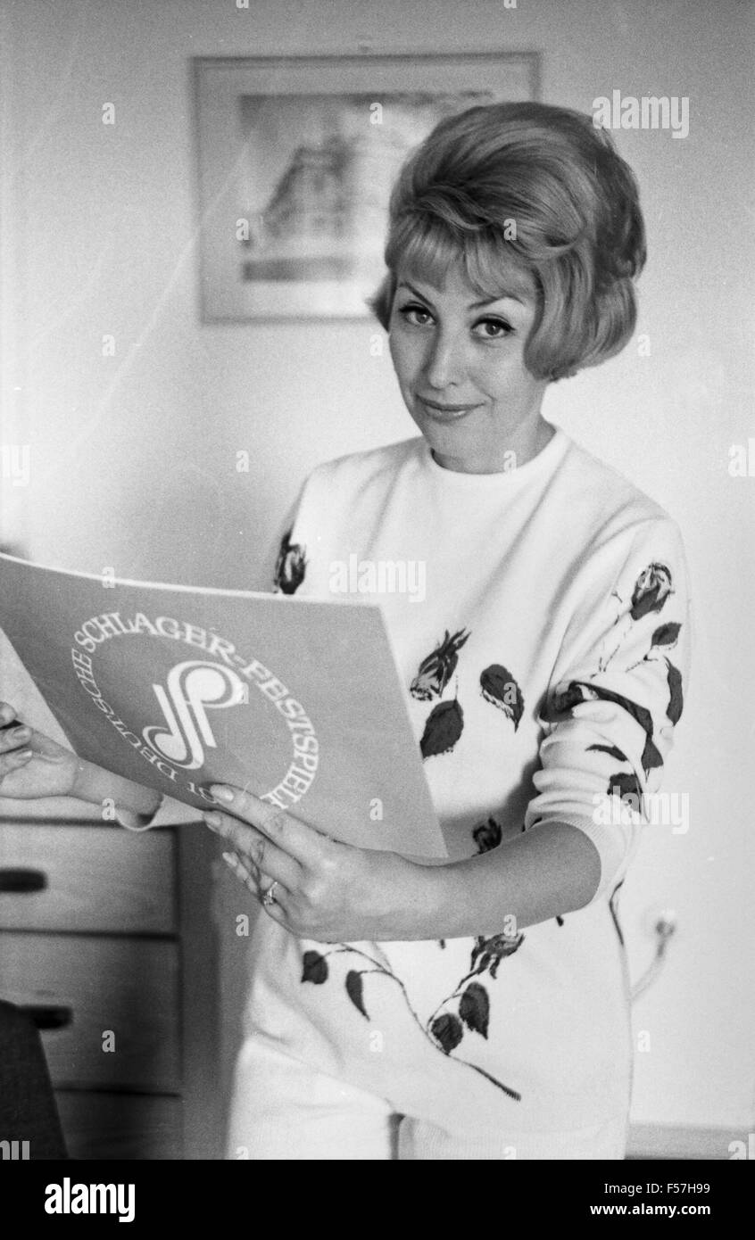 Deutsche Schlagersängerin Eva Homonnay in München, Deutschland 1960er ...