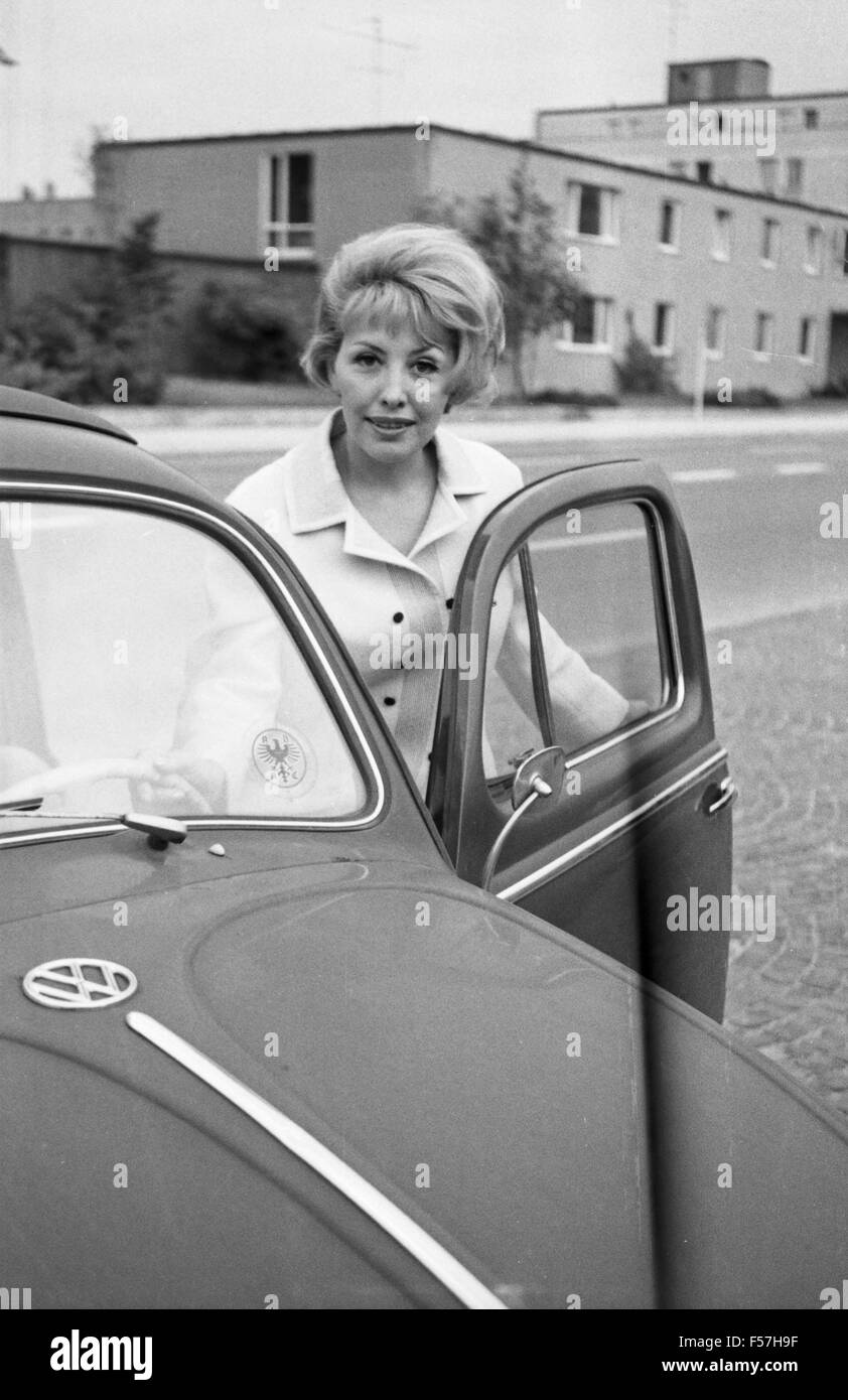 Deutsche Schlagersängerin Eva Homonnay in München, Deutschland 1960er ...