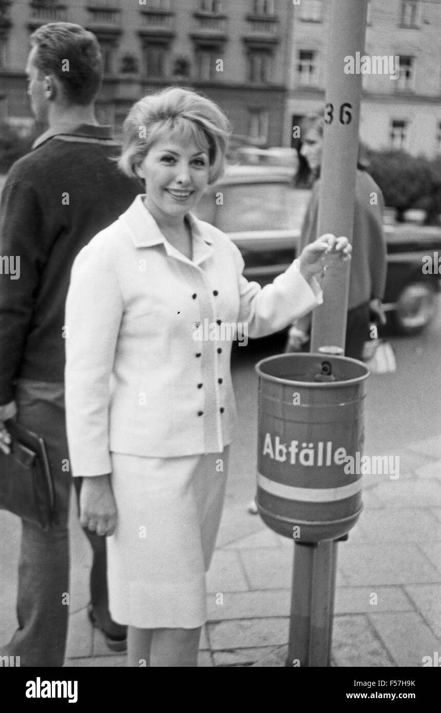 Deutsche Schlagersängerin Eva Homonnay in München, Deutschland 1960er ...