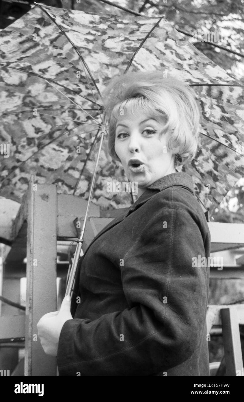 Deutsche Schlagersängerin Eva Homonnay in München, Deutschland 1960er ...