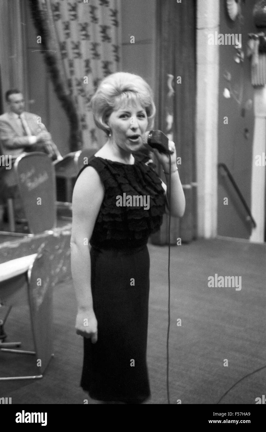 Deutsche Schlagersängerin Eva Homonnay, Deutschland 1960er Jahre ...