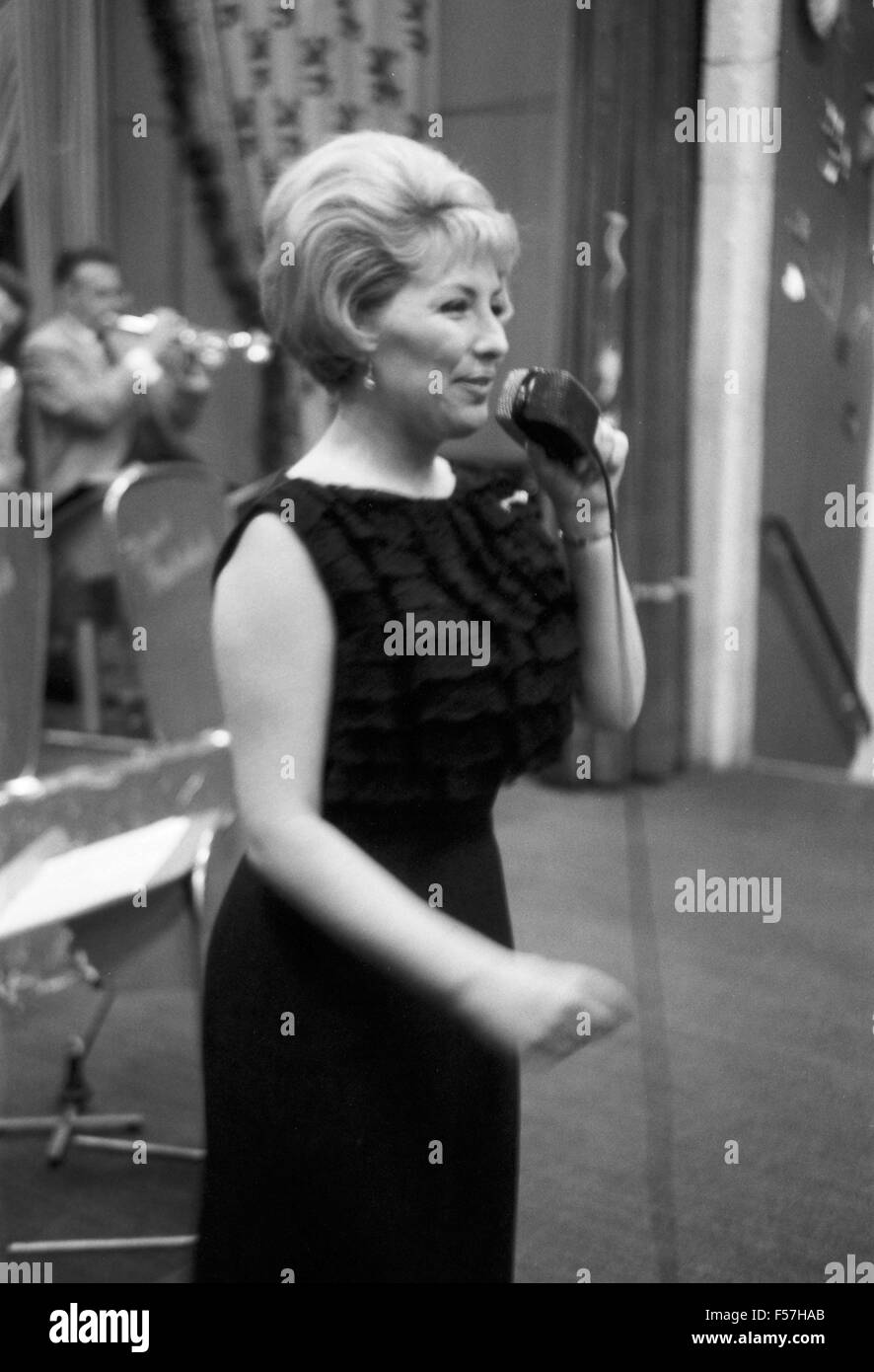 Deutsche Schlagersängerin Eva Homonnay, Deutschland 1960er Jahre ...