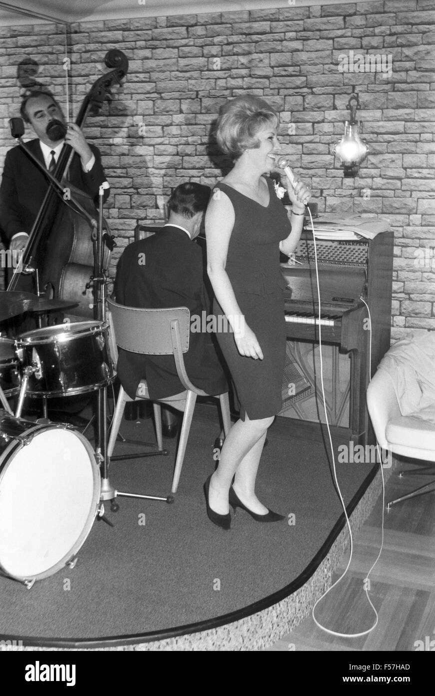 Deutsche Schlagersängerin Eva Homonnay bei einem Auftritt in München ...