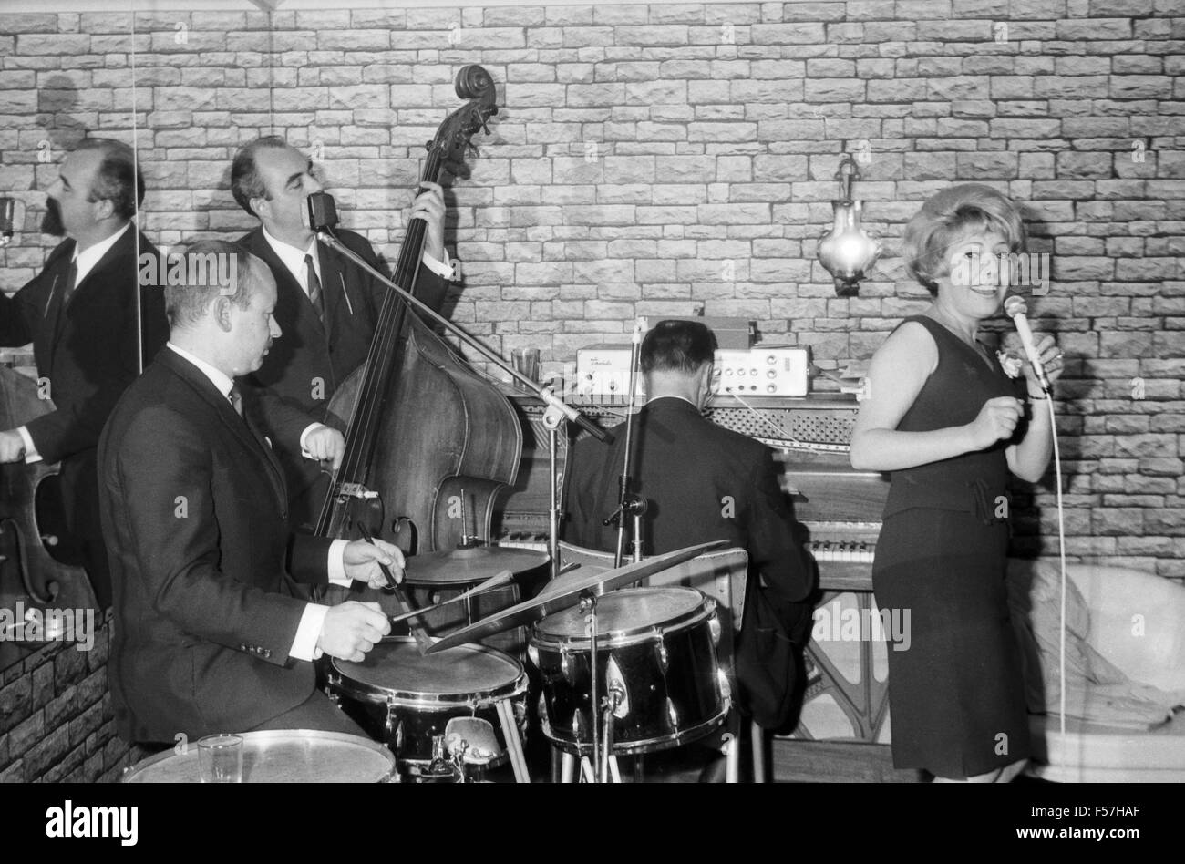 Deutsche Schlagersängerin Eva Homonnay bei einem Auftritt in München ...