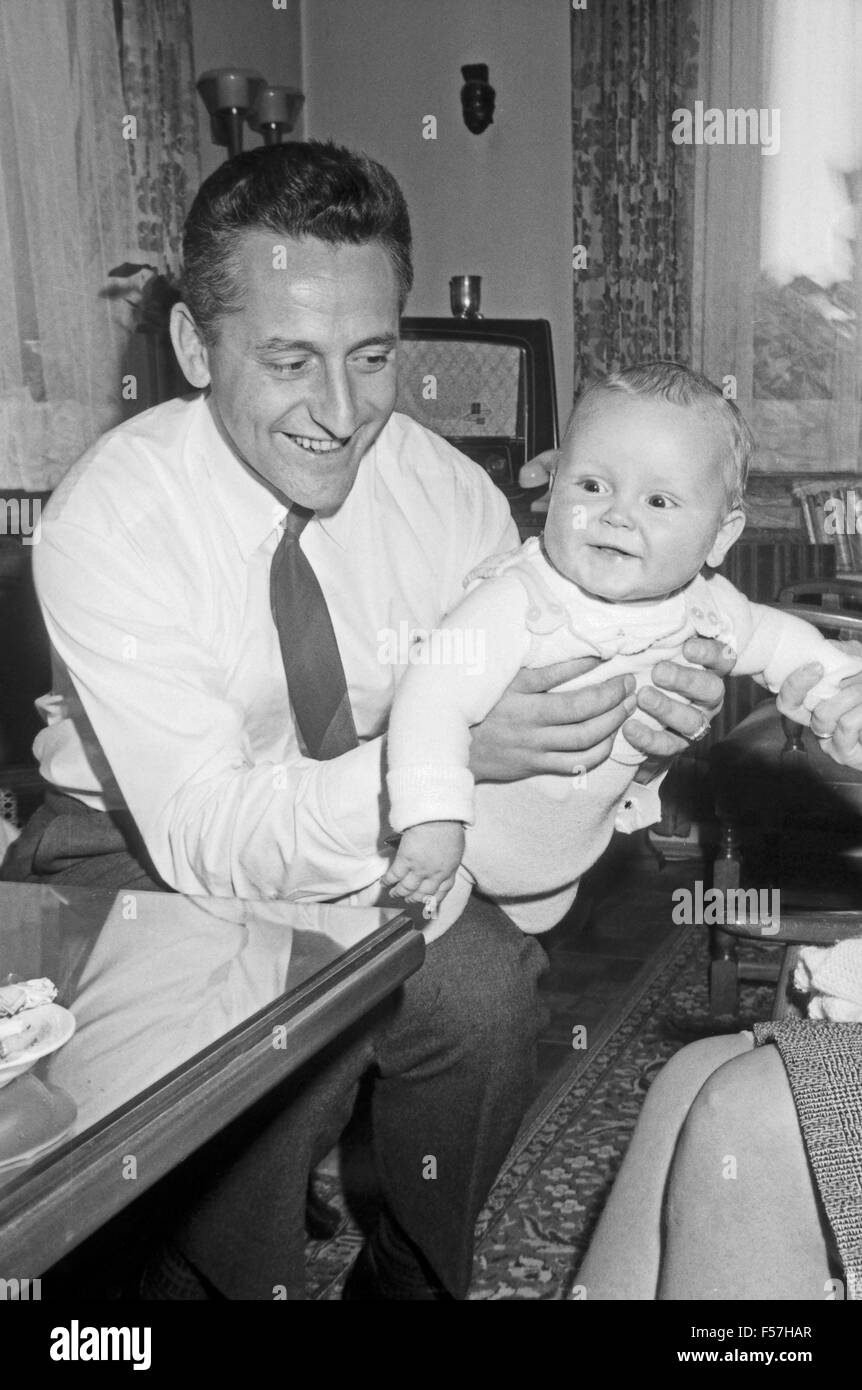 Der bayerische Volksschauspieler Maxl Graf mit Sohn Maximilian ...