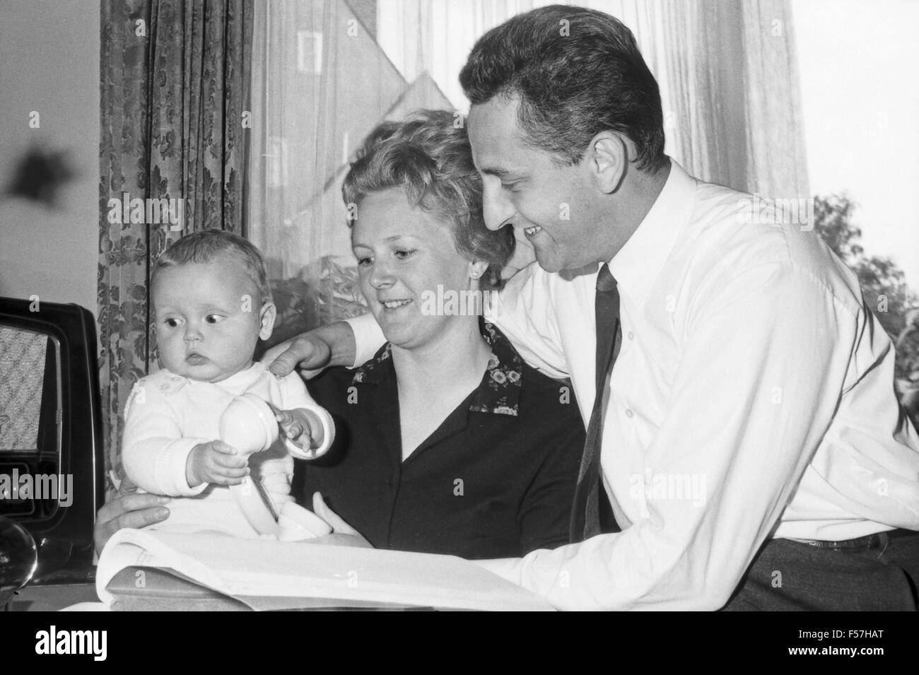 Der bayerische Volksschauspieler Maxl Graf mit Ehefrau Olga Georgine ...