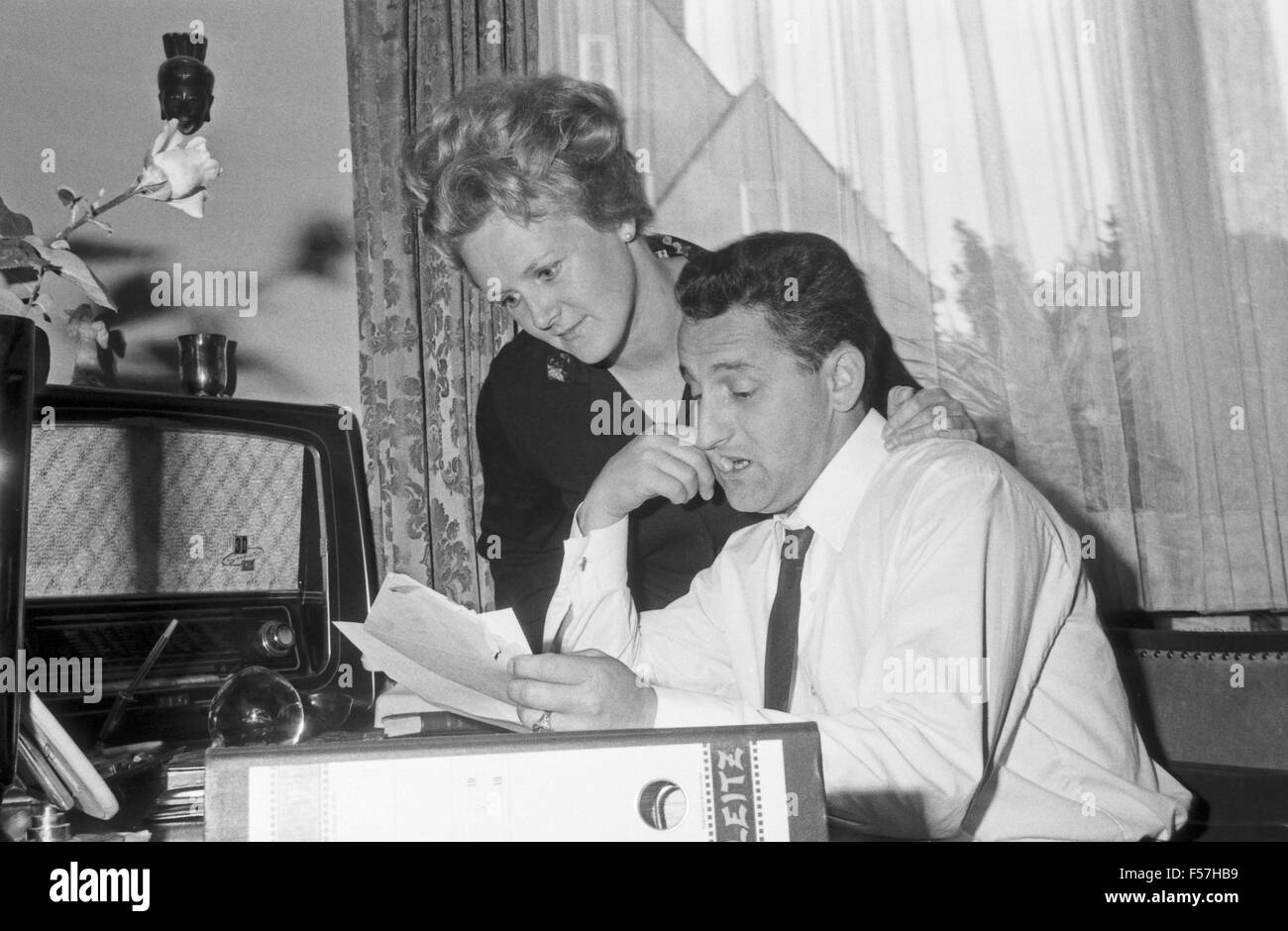 Der bayerische Volksschauspieler Maxl Graf mit Ehefrau Olga Georgine ...