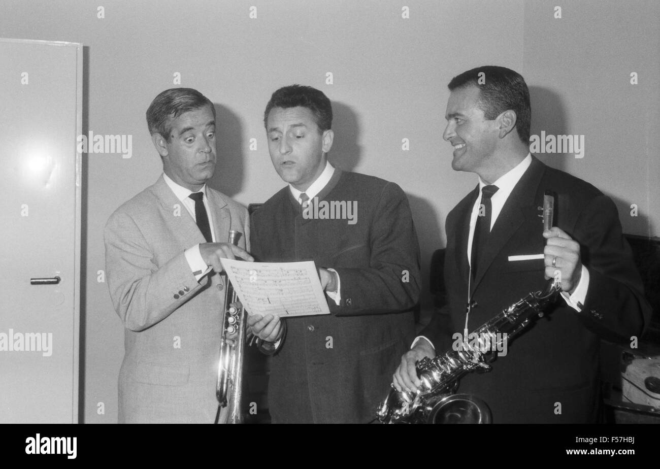 Der bayerische Volksschauspieler Maxl Graf (Mitte) und Bandleader Max ...