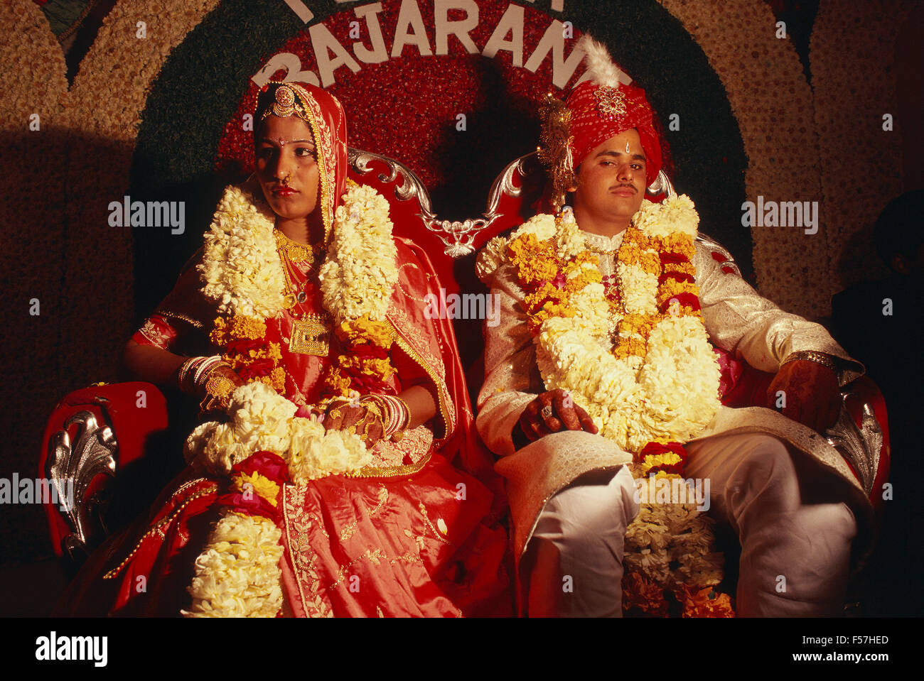 Hindu wedding couple hi-res stock photography and images - Alamy