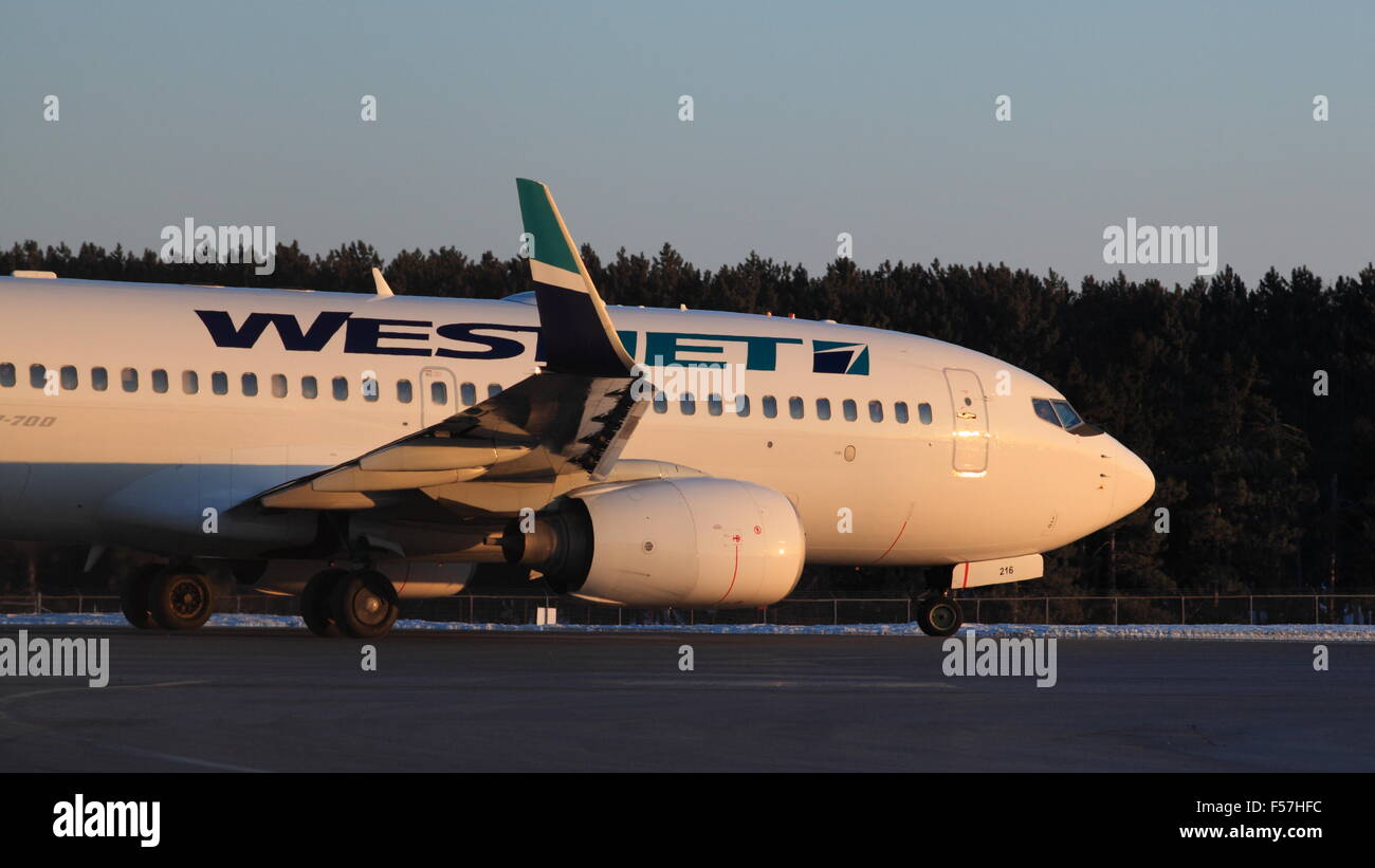Winter boeing 737 hi-res stock photography and images - Alamy