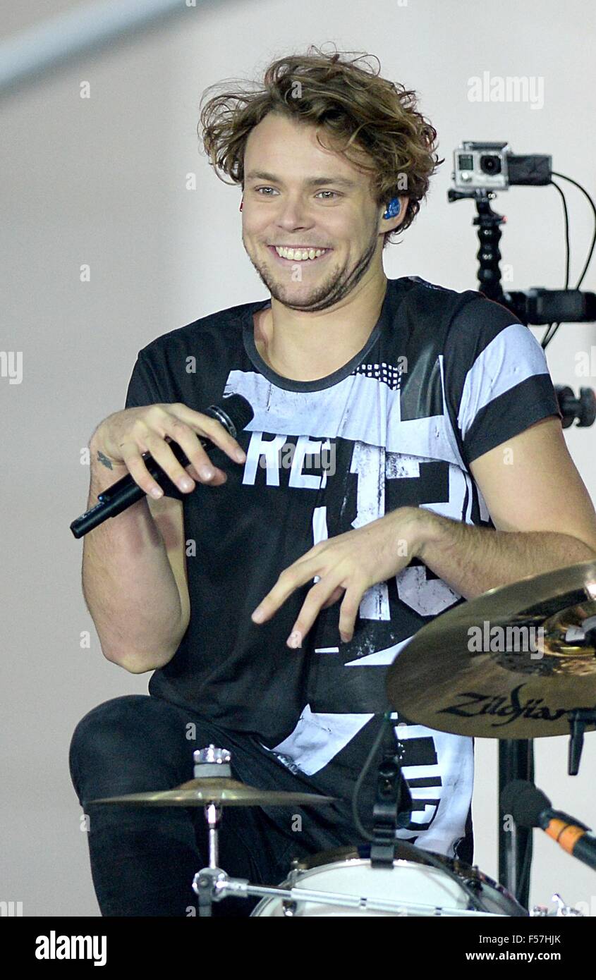 New York, NY, USA. 28th Oct, 2015. Ashton Irwin, 5 Seconds of Summer on ...