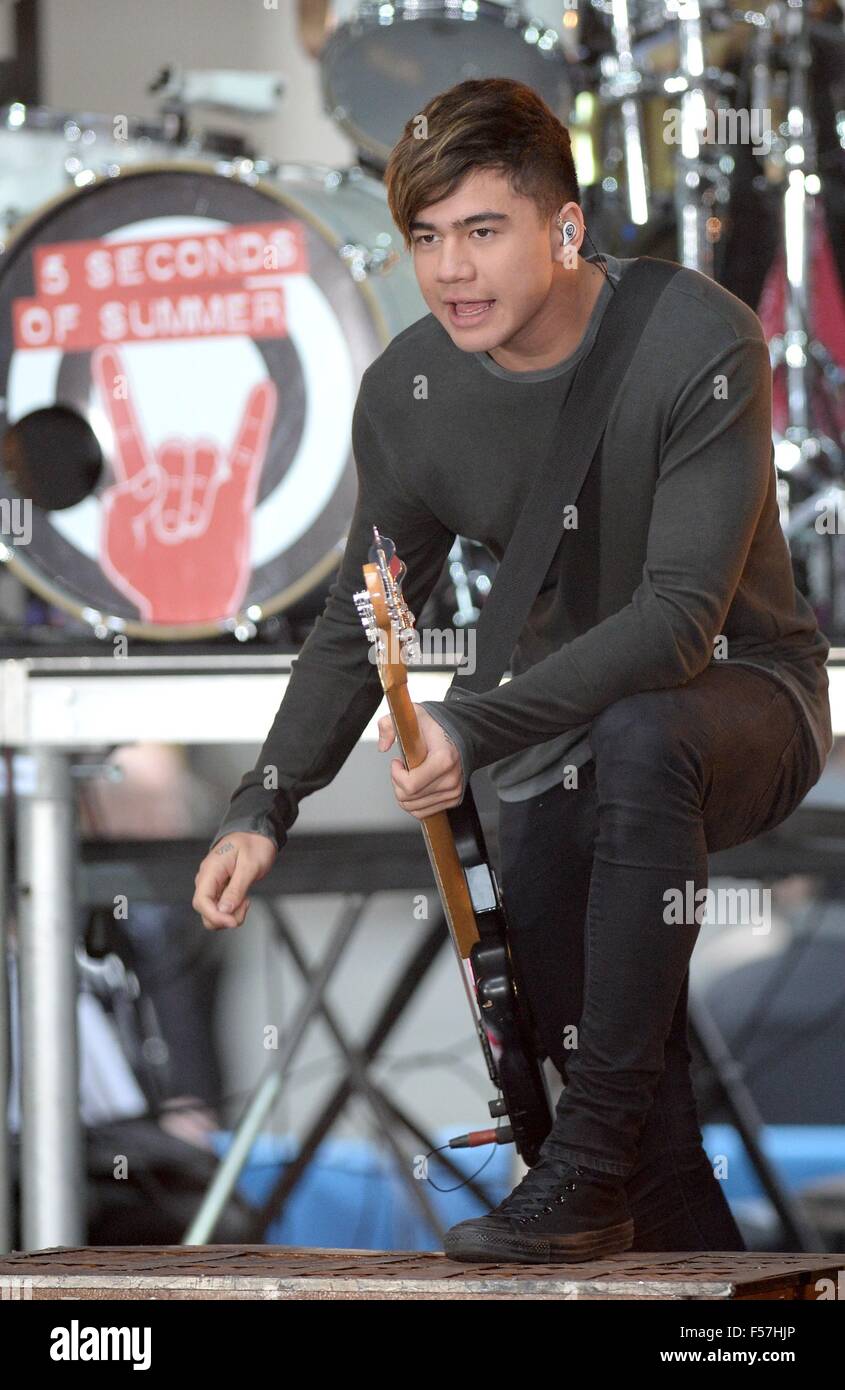 New York, NY, USA. 28th Oct, 2015. Calum Hood, 5 Seconds of Summer on ...