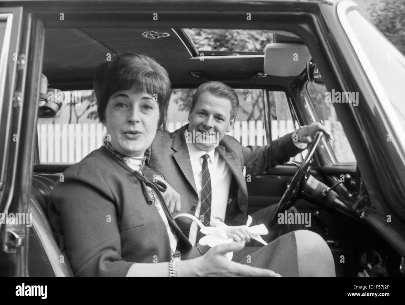 Fahrer Otto Maurer und Deutsche Schlagersängerin Renee Franke ...