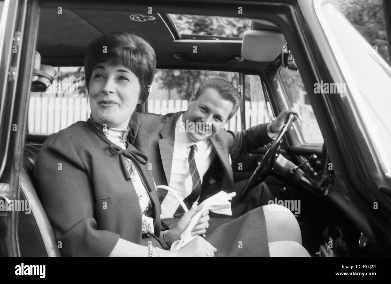 Fahrer Otto Maurer und Deutsche Schlagersängerin Renee Franke ...