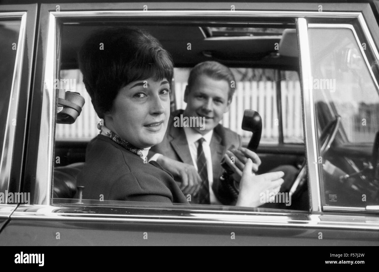 Fahrer Otto Maurer und Deutsche Schlagersängerin Renee Franke ...