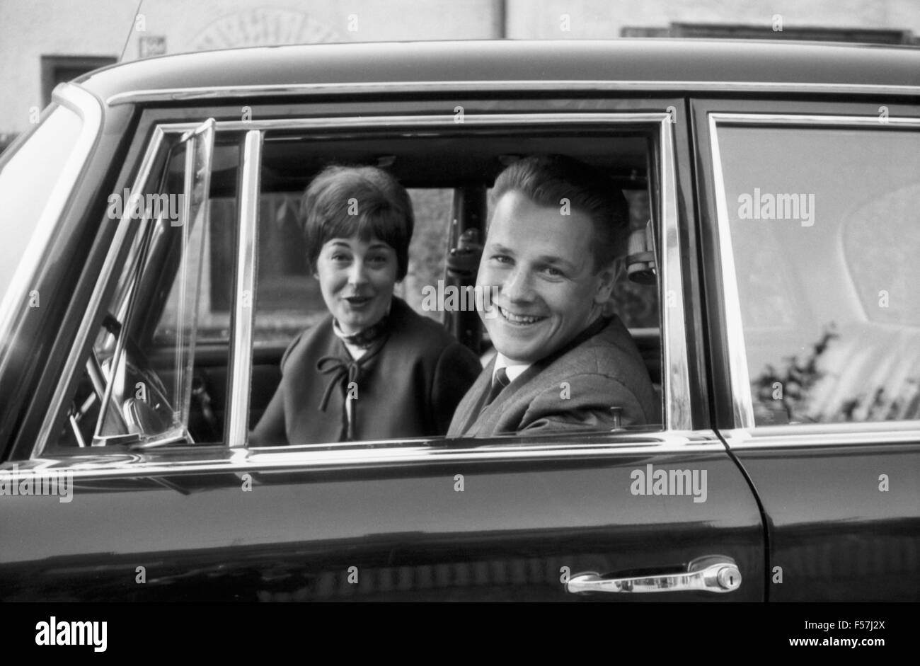 Fahrer Otto Maurer und Deutsche Schlagersängerin Renee Franke ...
