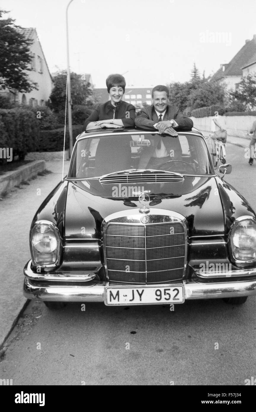 Fahrer Otto Maurer und Deutsche Schlagersängerin Renee Franke ...