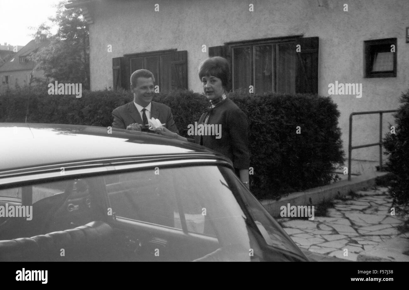 Fahrer Otto Maurer und Deutsche Schlagersängerin Renee Franke ...