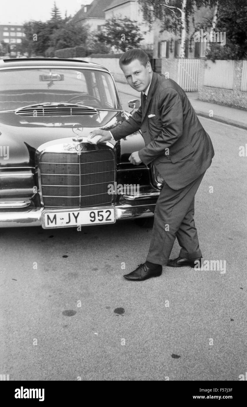 Fahrer Otto Maurer und Deutsche Schlagersängerin Renee Franke ...