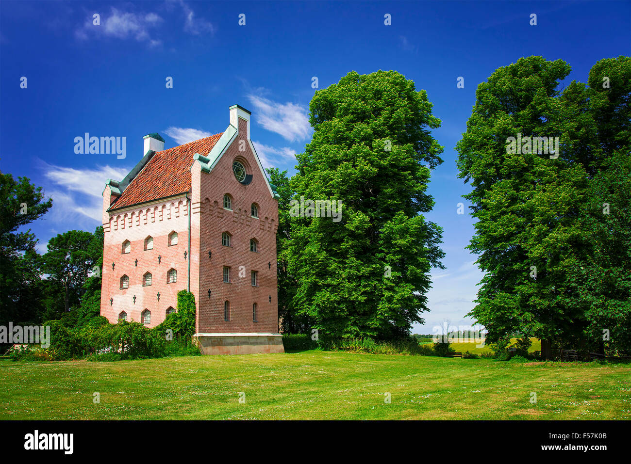 Tall medieval castle tower hi-res stock photography and images - Alamy