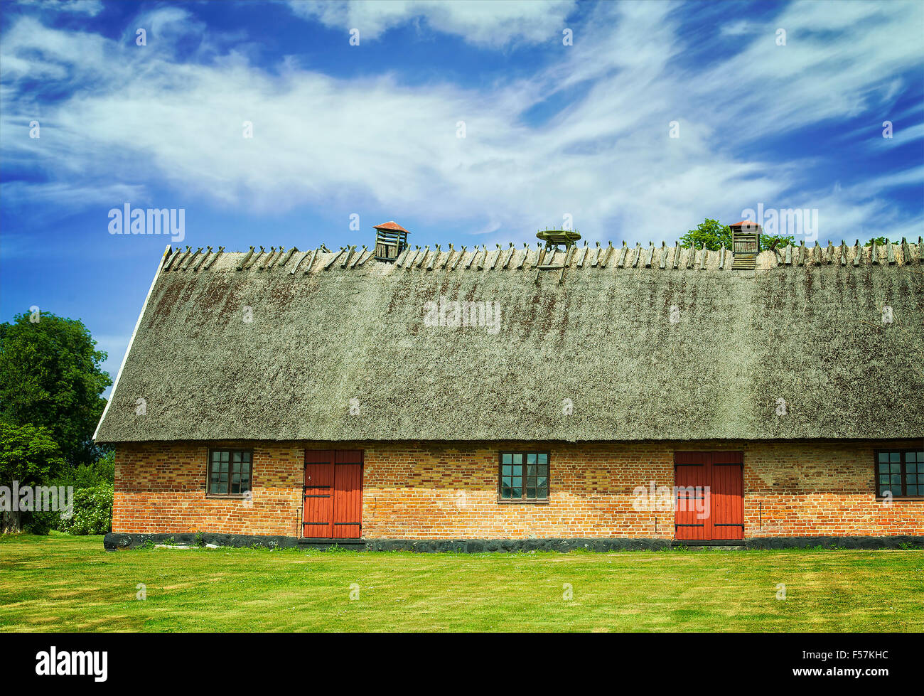 Barn with thatched roof hi-res stock photography and images - Alamy