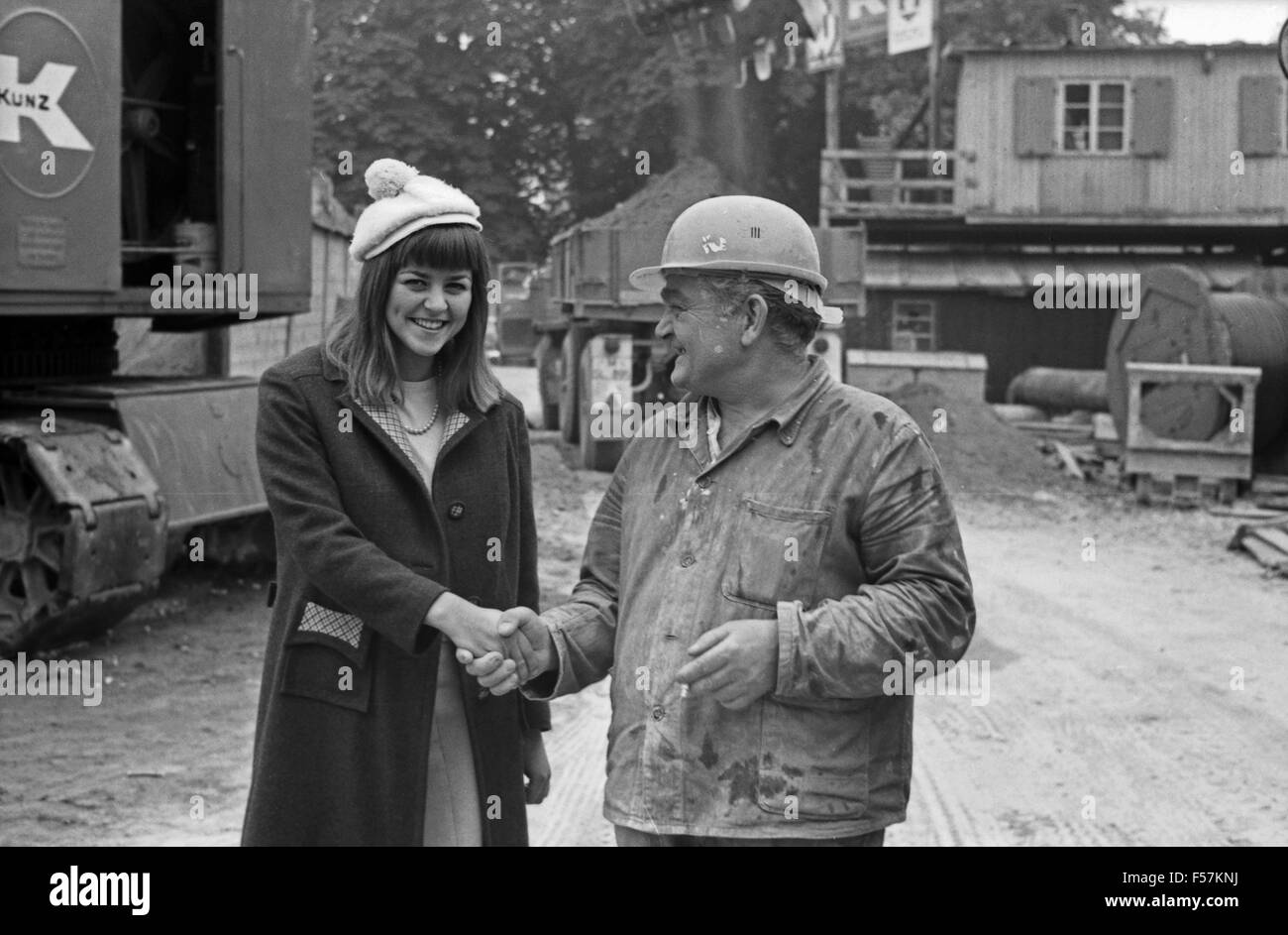 Deutsche Schlagersängerin Pat Simon, mit Transportwagen, Deutschland ...