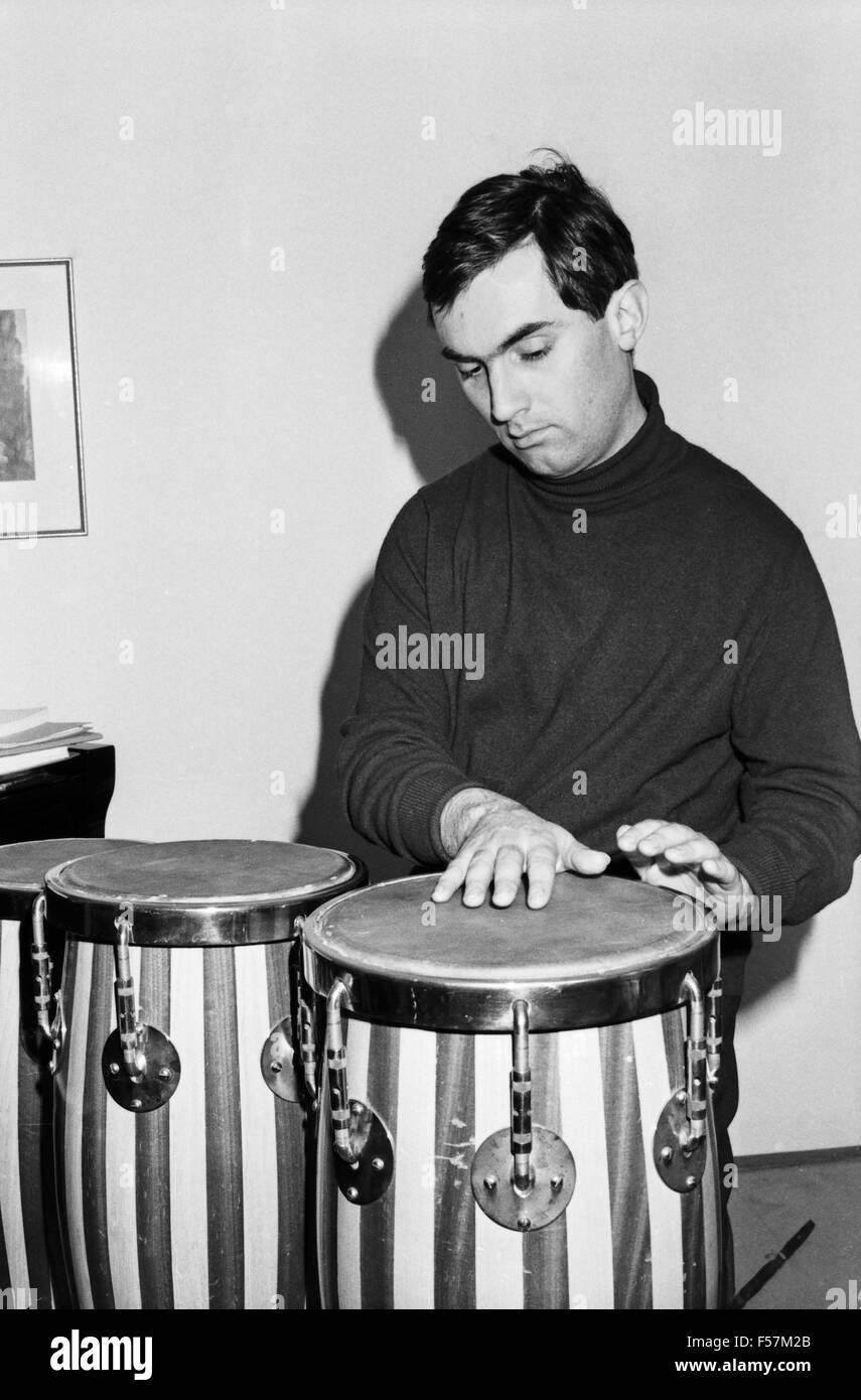 Der deutsche Jazzmusiker Erich Ferstl musiziert, Deutschland 1960er ...