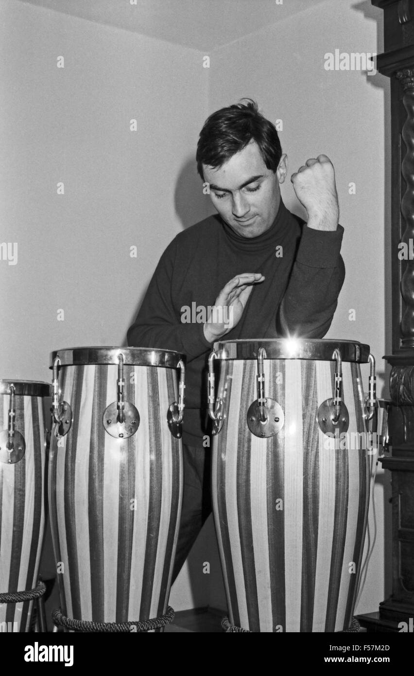 Der deutsche Jazzmusiker Erich Ferstl musiziert, Deutschland 1960er ...