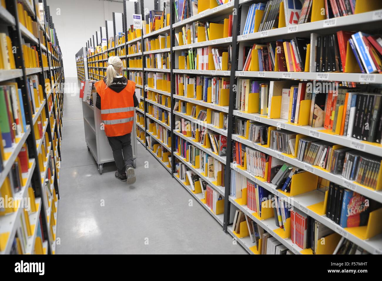Workers amazon logistics warehouse hi-res stock photography and images ...
