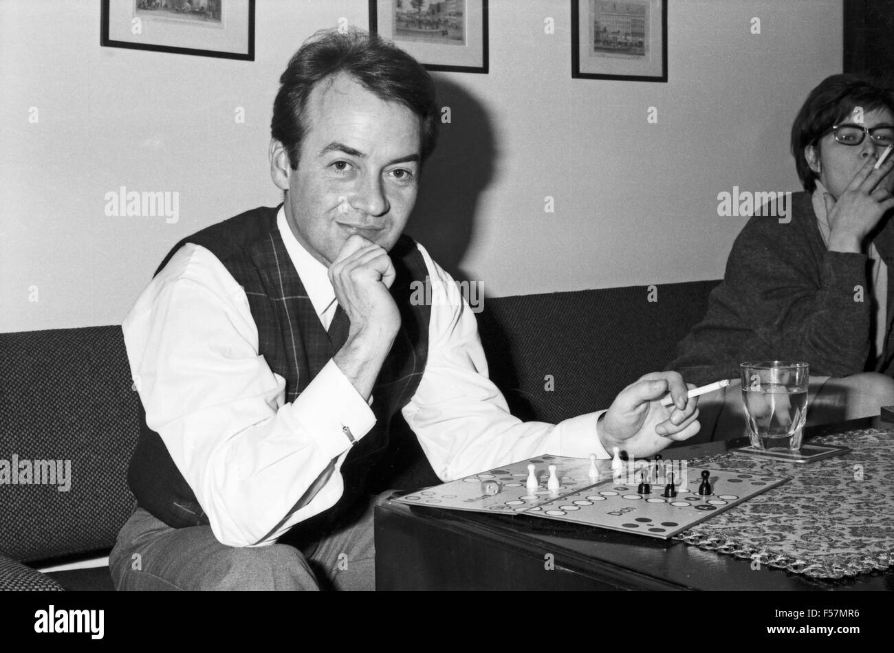 Der deutsche Schauspieler und Moderator Helli Pagel mit Fernsehgerät ...