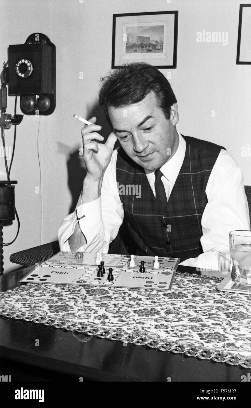 Der deutsche Schauspieler und Moderator Helli Pagel mit Fernsehgerät ...