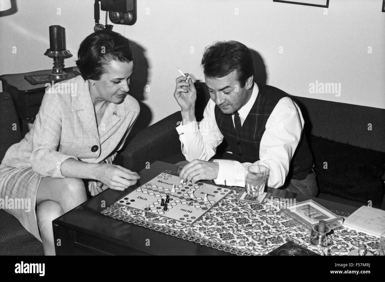 Der deutsche Schauspieler und Moderator Helli Pagel mit Fernsehgerät ...