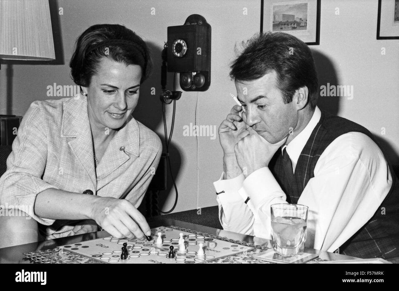 Der deutsche Schauspieler und Moderator Helli Pagel mit Fernsehgerät ...