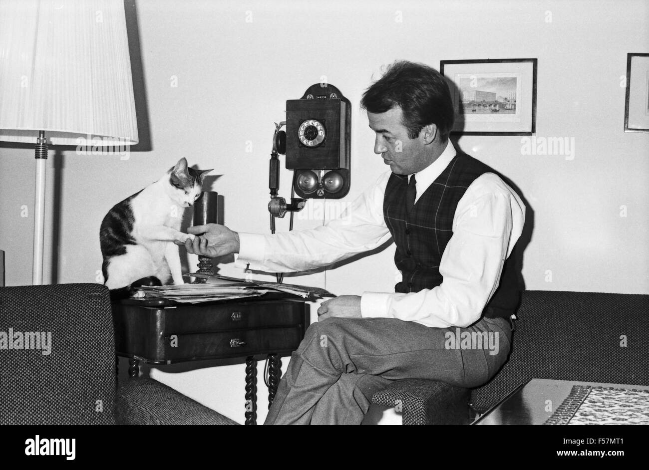 Der deutsche Schauspieler und Moderator Helli Pagel mit Fernsehgerät ...