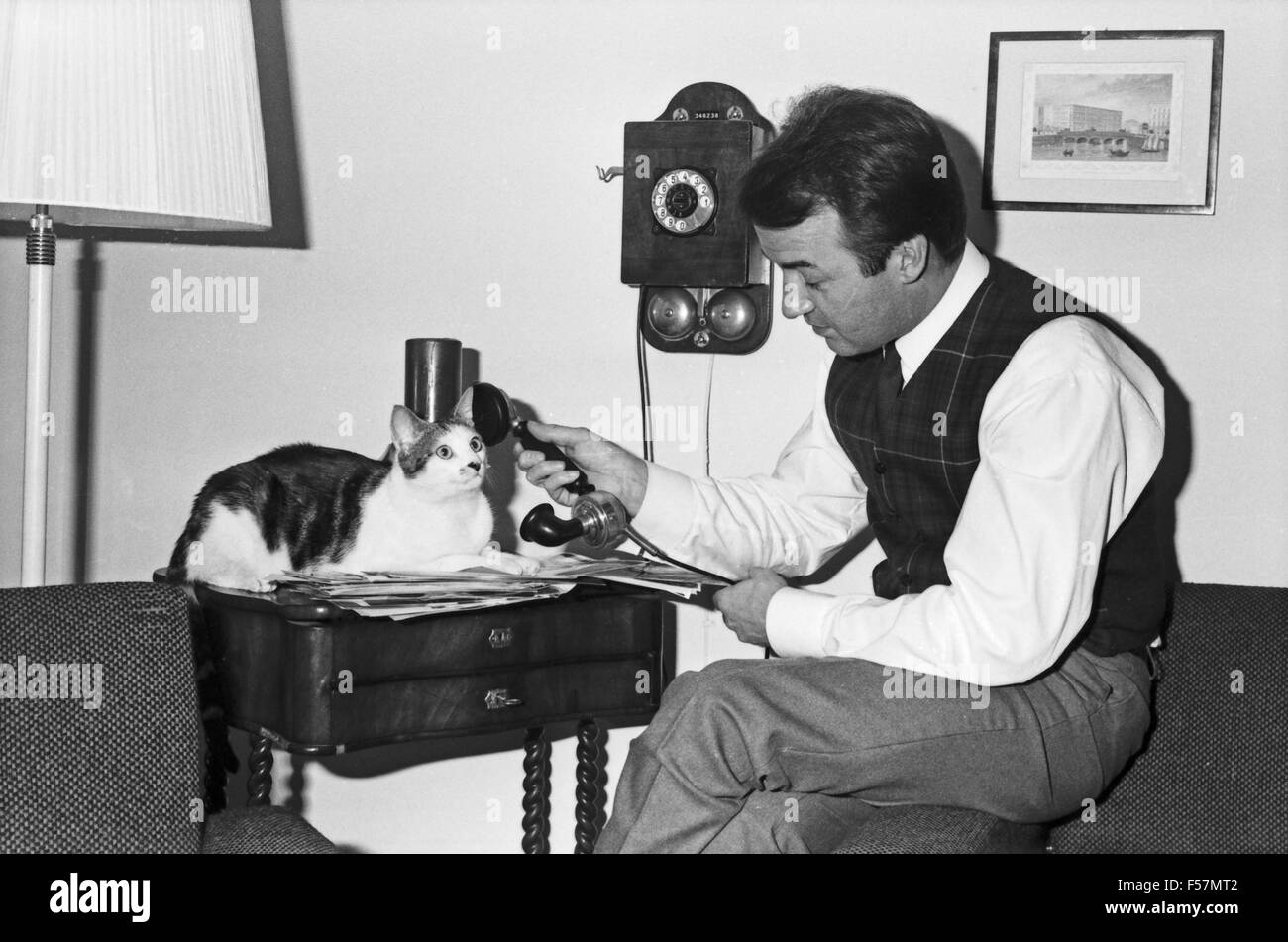 Der deutsche Schauspieler und Moderator Helli Pagel mit Fernsehgerät ...