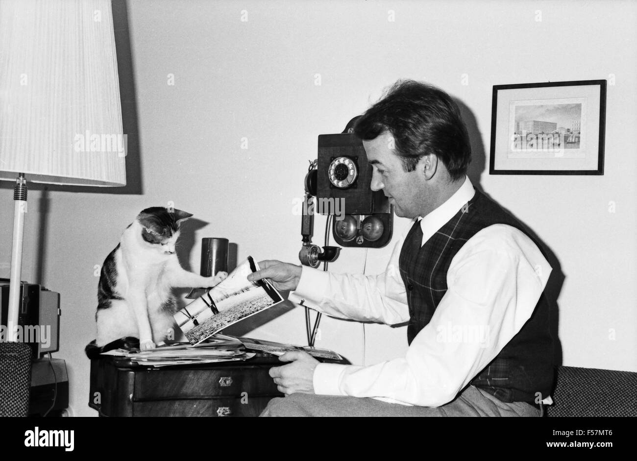 Der deutsche Schauspieler und Moderator Helli Pagel mit Fernsehgerät ...