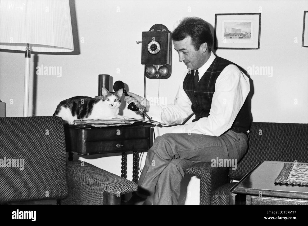 Der deutsche Schauspieler und Moderator Helli Pagel mit Fernsehgerät ...