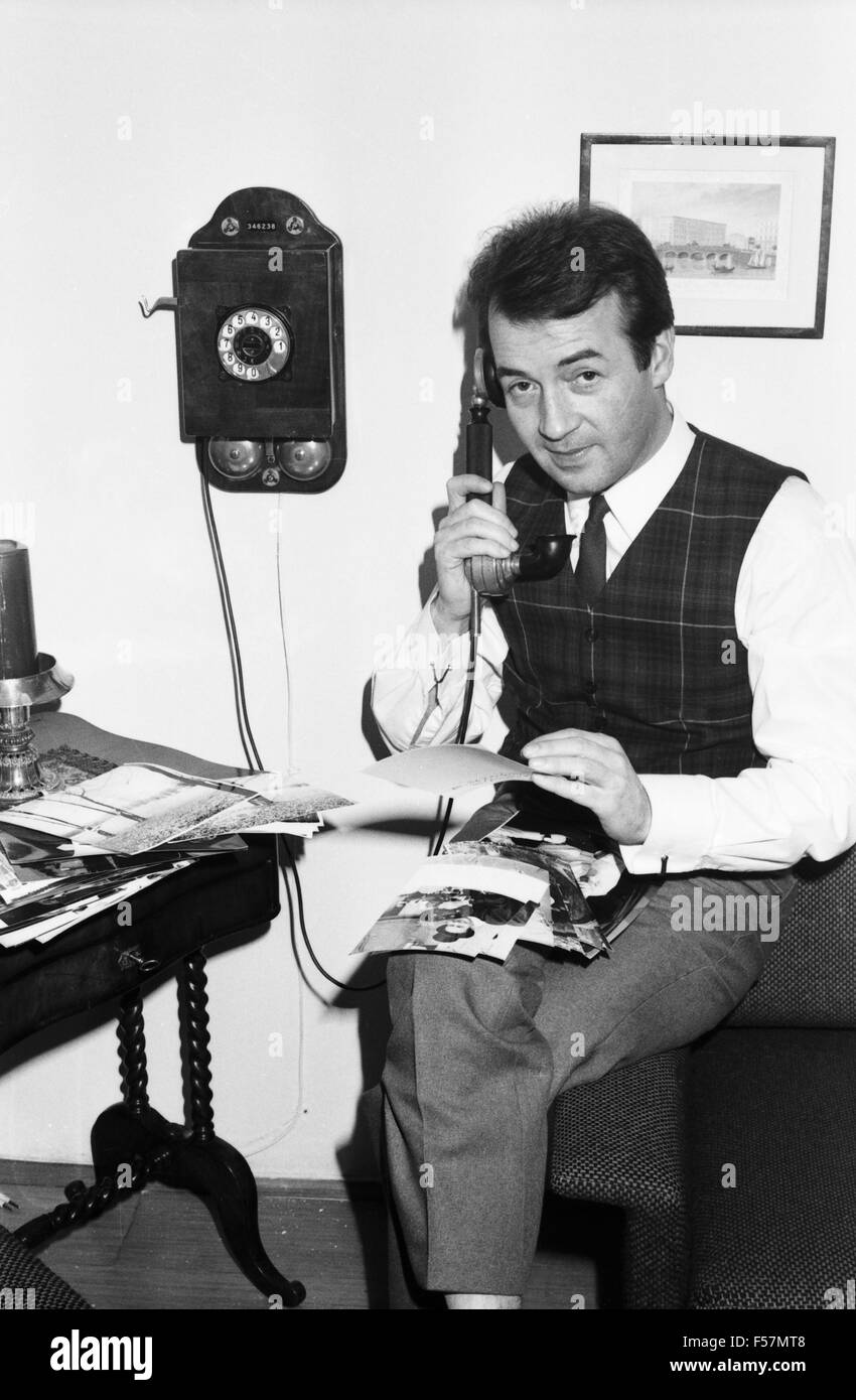 Der deutsche Schauspieler und Moderator Helli Pagel mit Fernsehgerät ...