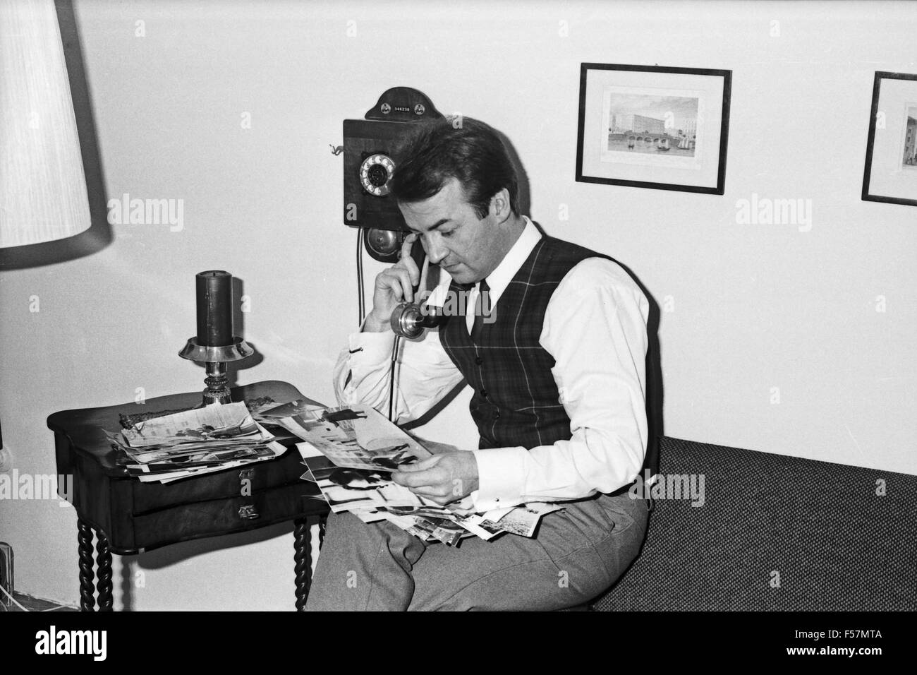 Der deutsche Schauspieler und Moderator Helli Pagel mit Fernsehgerät ...