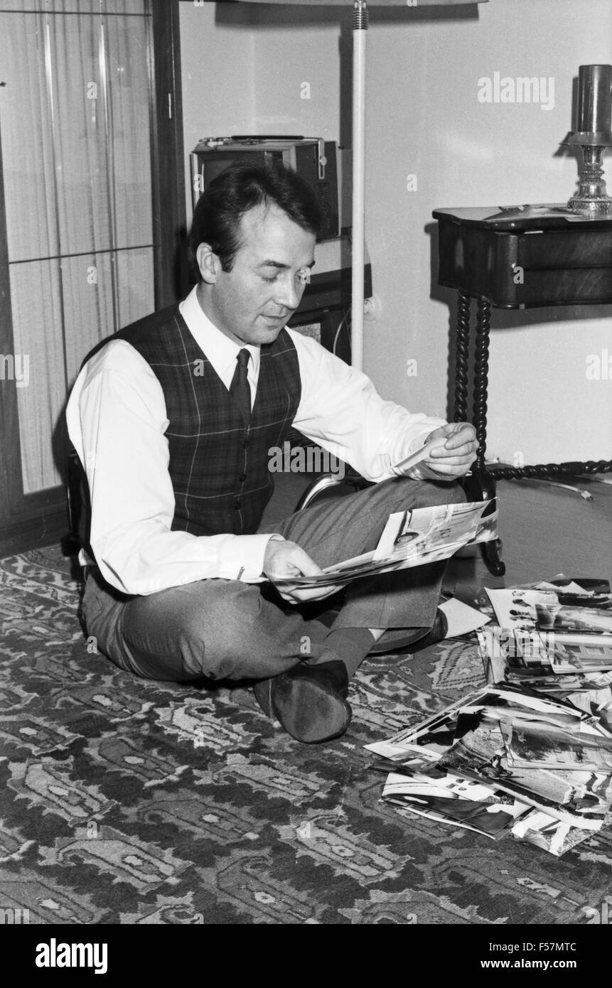 Der deutsche Schauspieler und Moderator Helli Pagel mit Fernsehgerät ...